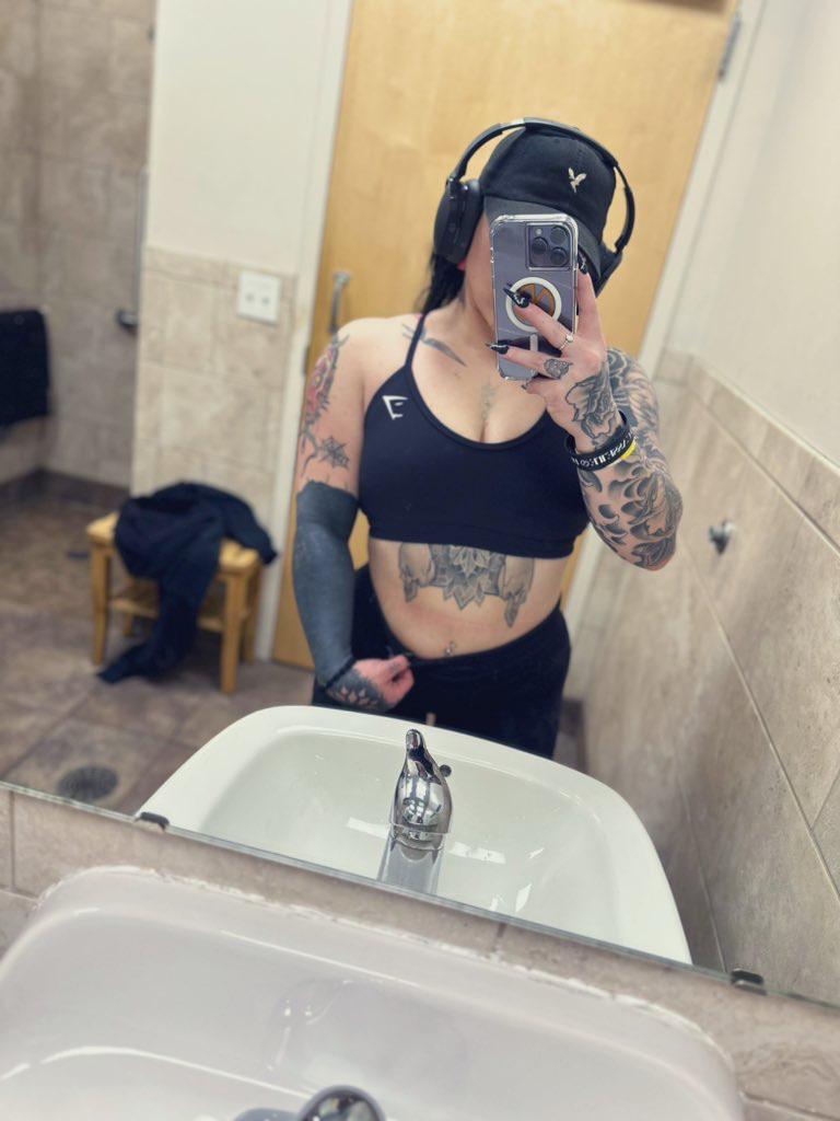 Just trying to be the goth muscle mommy of your dreams | Scrolller