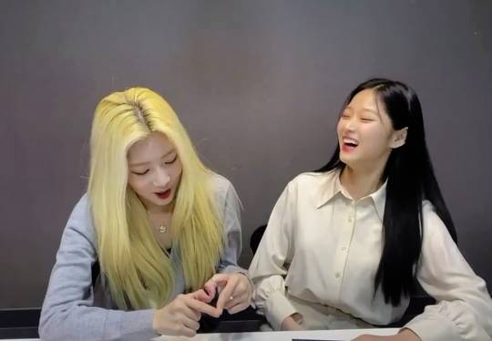 Kim Lip doing Hyunjin heart | Scrolller