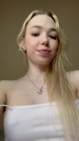 Kinda embarrassed that my boobies are too small | Scrolller