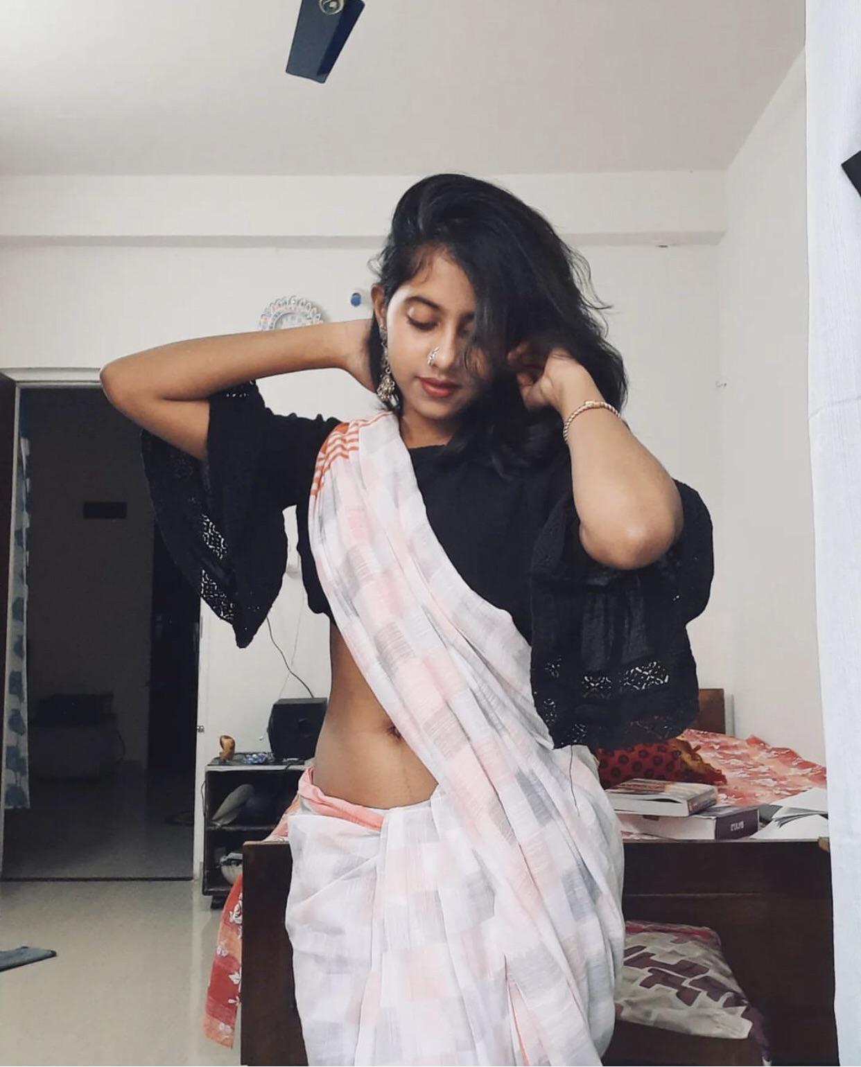 Koyeell navel in saree | Scrolller
