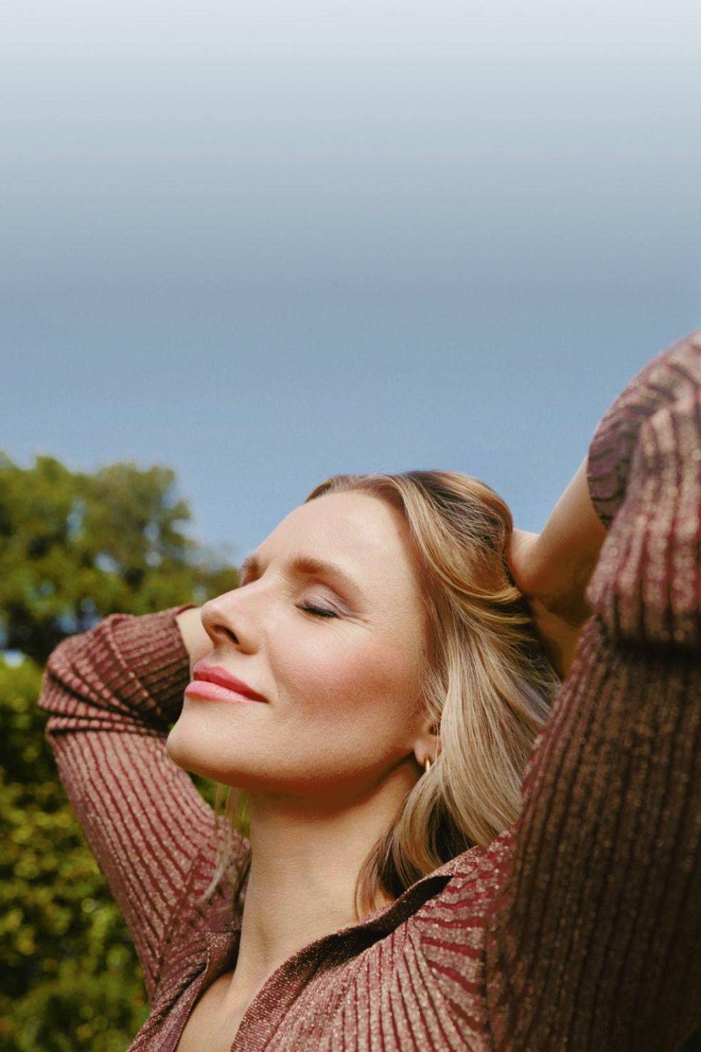 Kristen shows her amazing jawline. | Scrolller