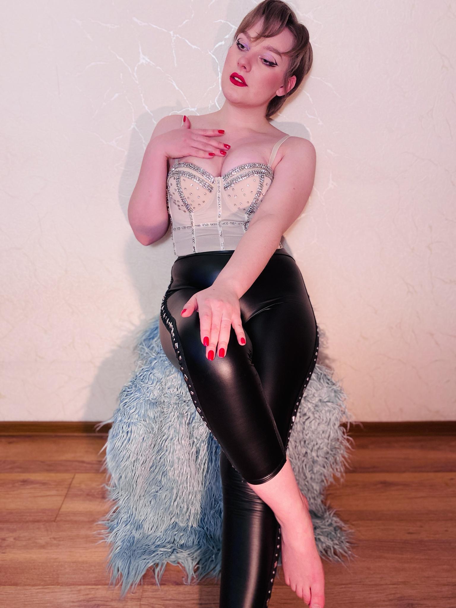 Leather leggings and short hair is My choice | Scrolller