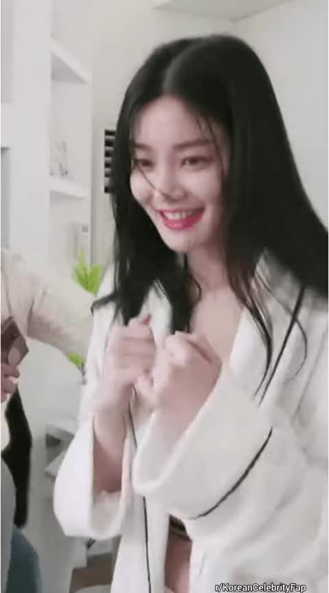 Lee Yoo Bi | Scrolller