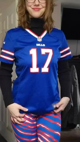 Let me show you what's under my jersey 😏 | Scrolller