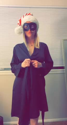 Let mom unwrap your last present | Scrolller