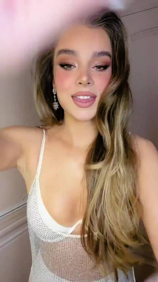 Let’s get bi and pump for Hailee Steinfeld | Scrolller