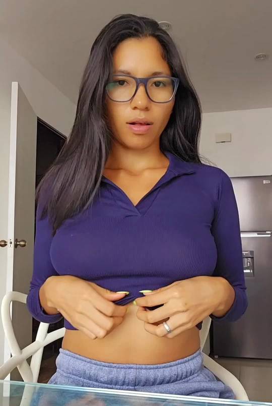 Let’s start by raising the shirt up 😇 | Scrolller