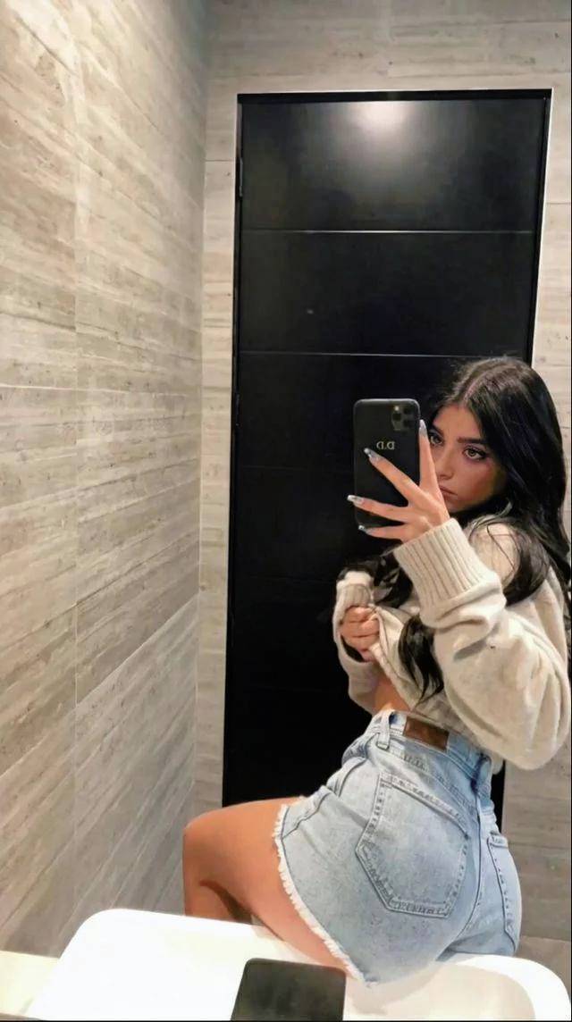 Let's be honest, she's way more attractive than her sister. who for some reason is way more ...