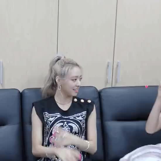 Lia shooting Yuna with hearts | Scrolller