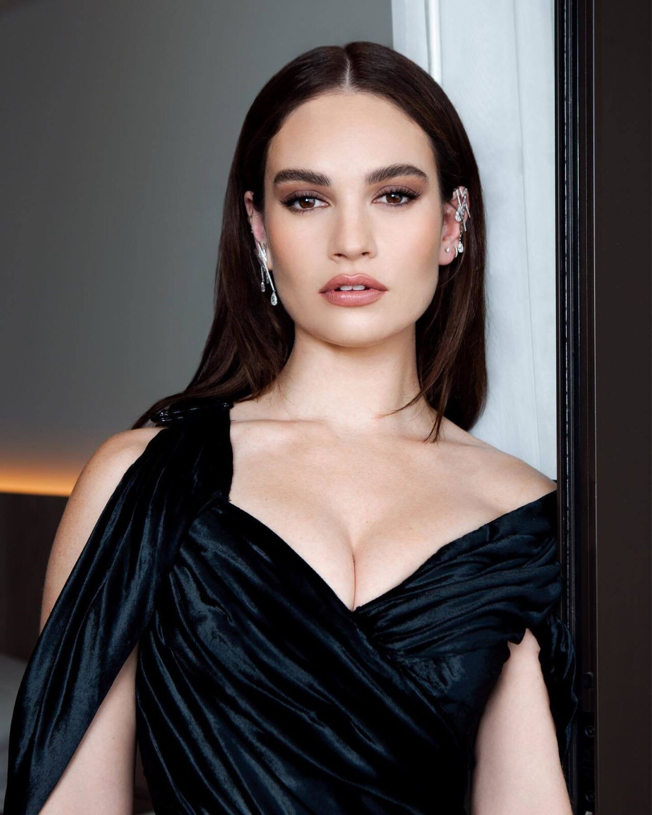 Lily James | Scrolller