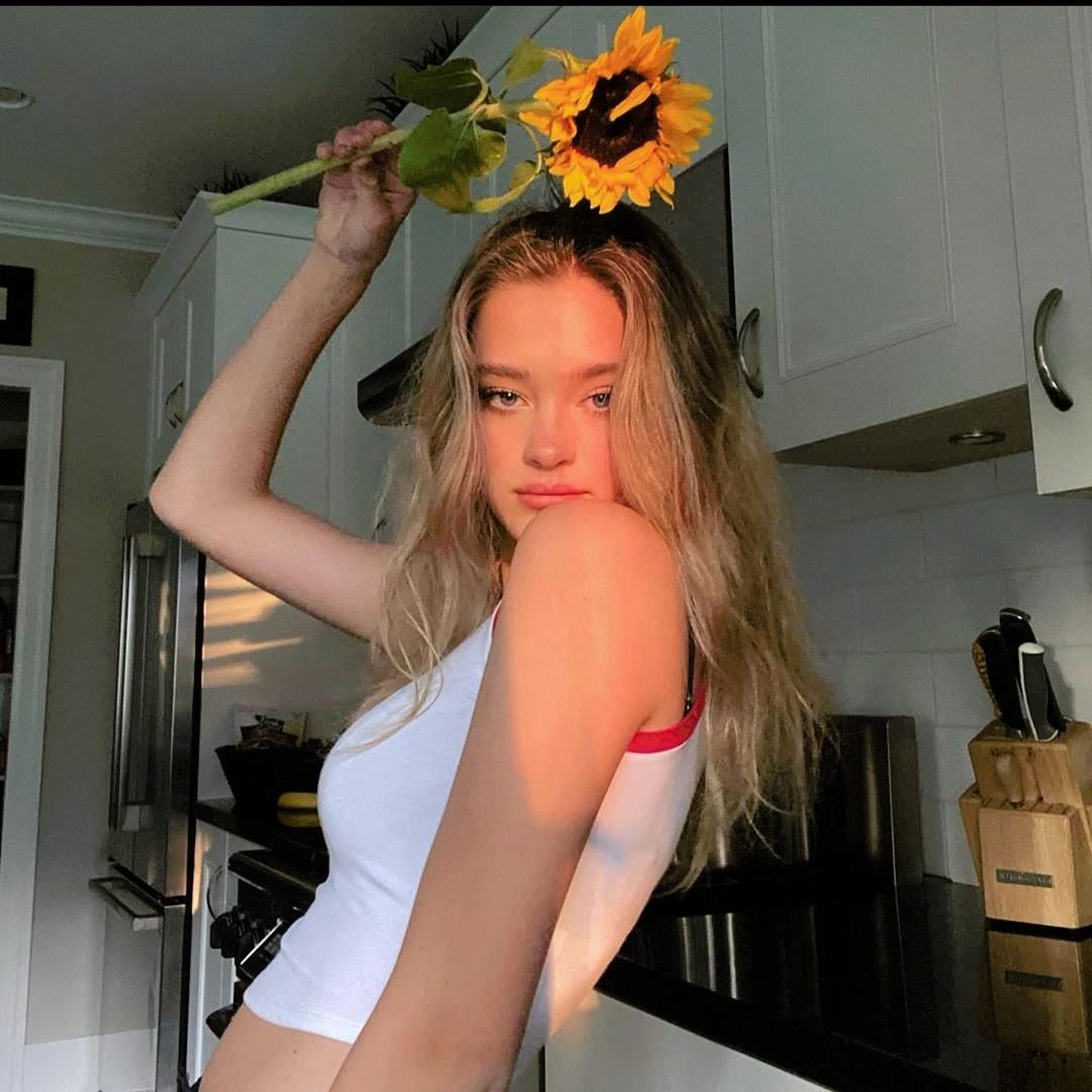 Lizzy Greene | Scrolller