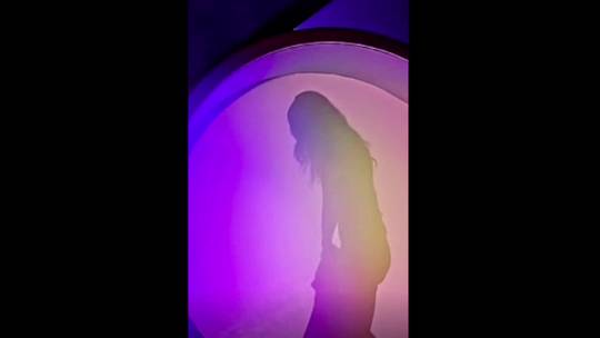 Lorde stripping off on stage | Scrolller