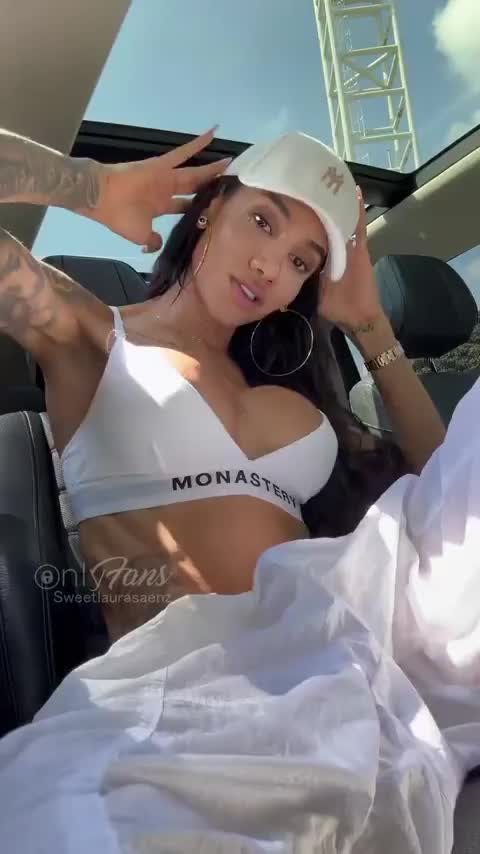 Love Laura | Scrolller