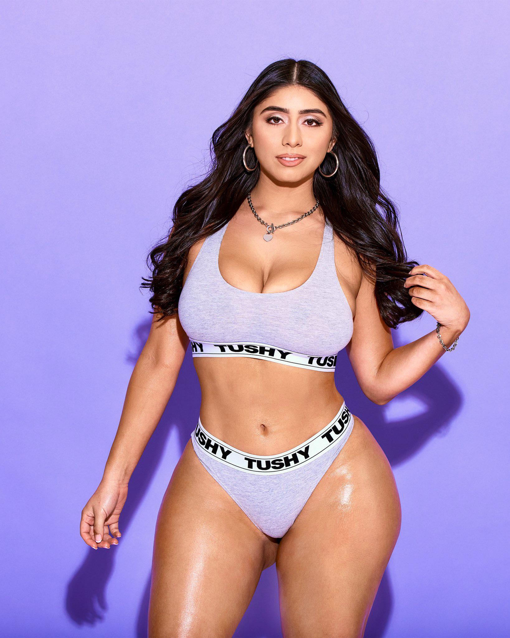 Love to admire her🍑🥰 ️ | Scrolller