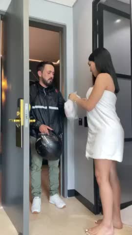 Lucky delivery guy sucking shemale | Scrolller