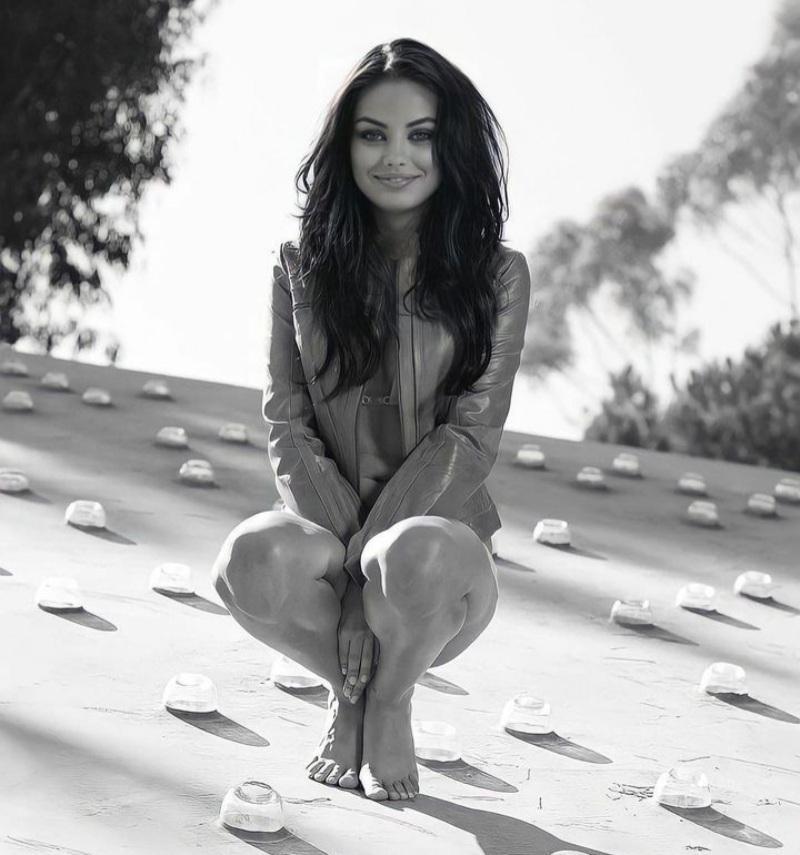 Mila Kunis Scrolller