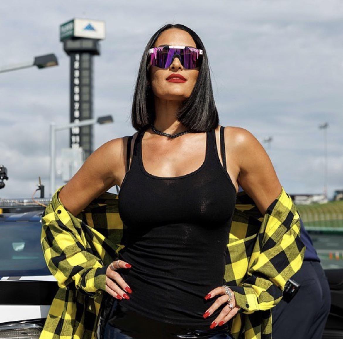 MILF Nikki | Scrolller