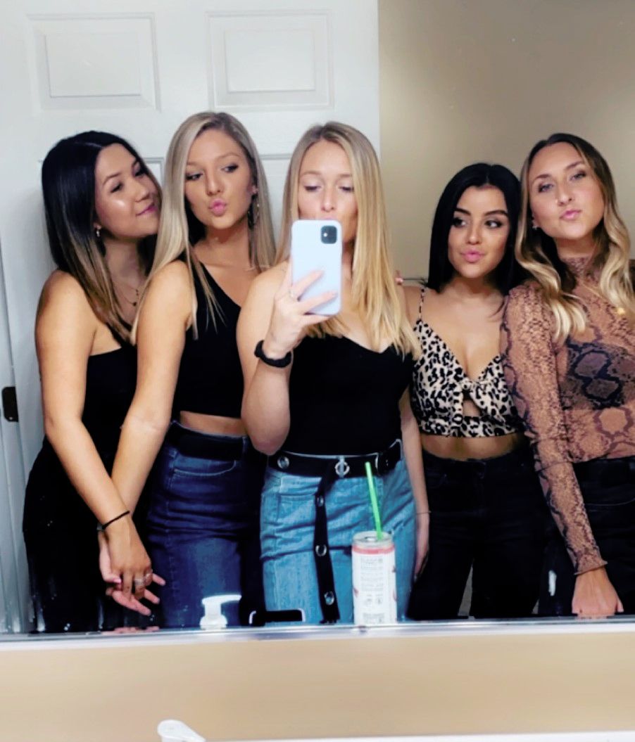 Mirror selfie | Scrolller