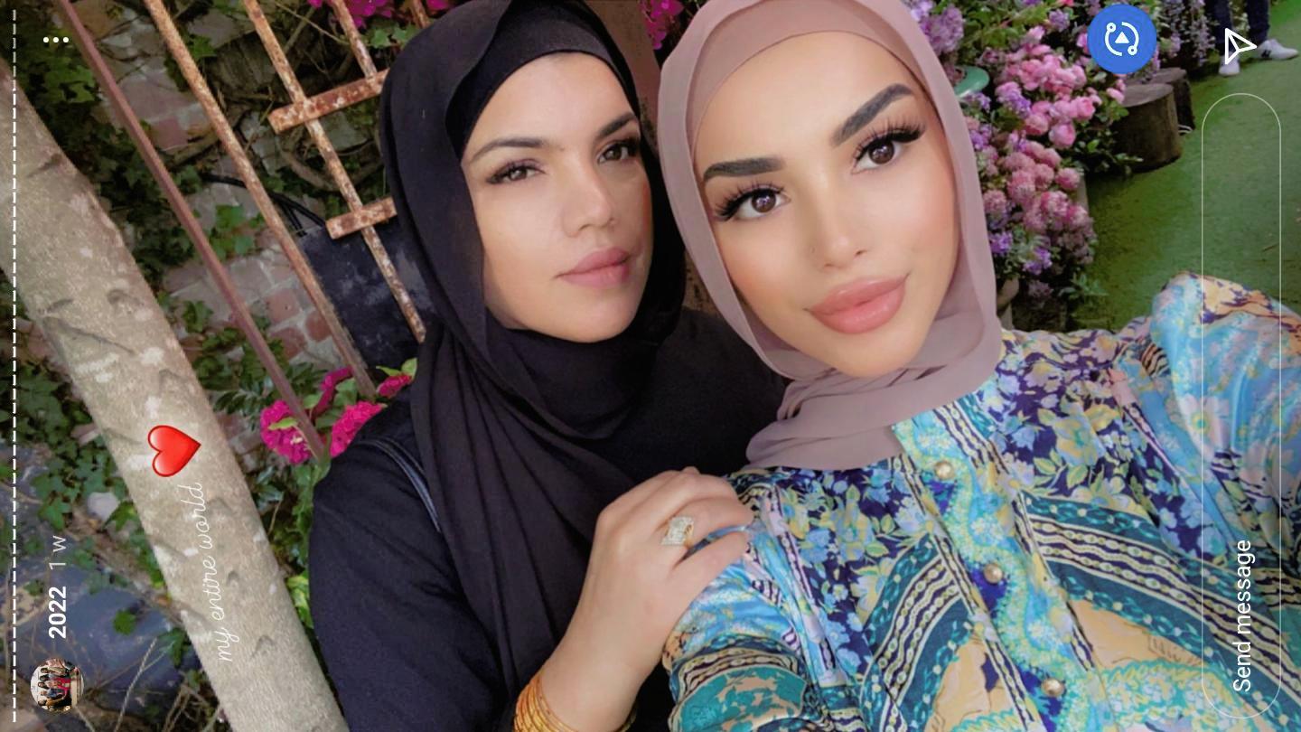 Mom Or Daughter Scrolller