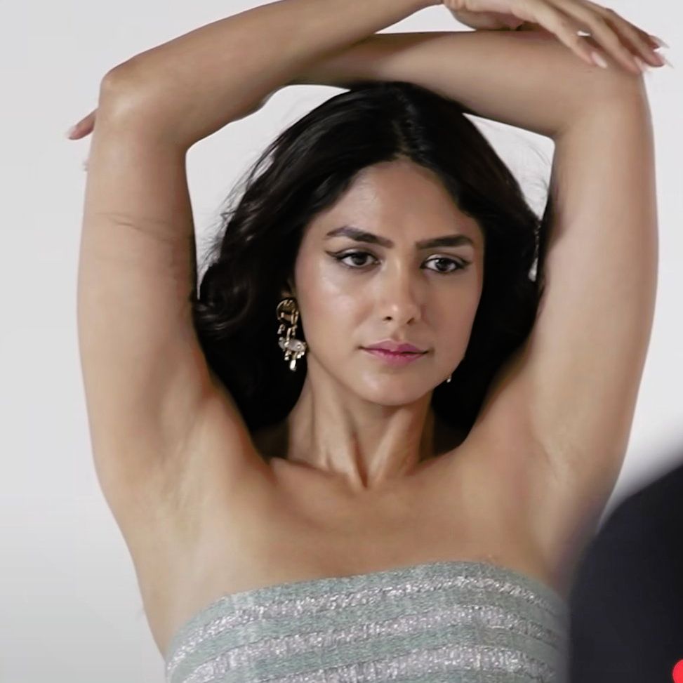 Mrunal Thakur Scrolller 7135