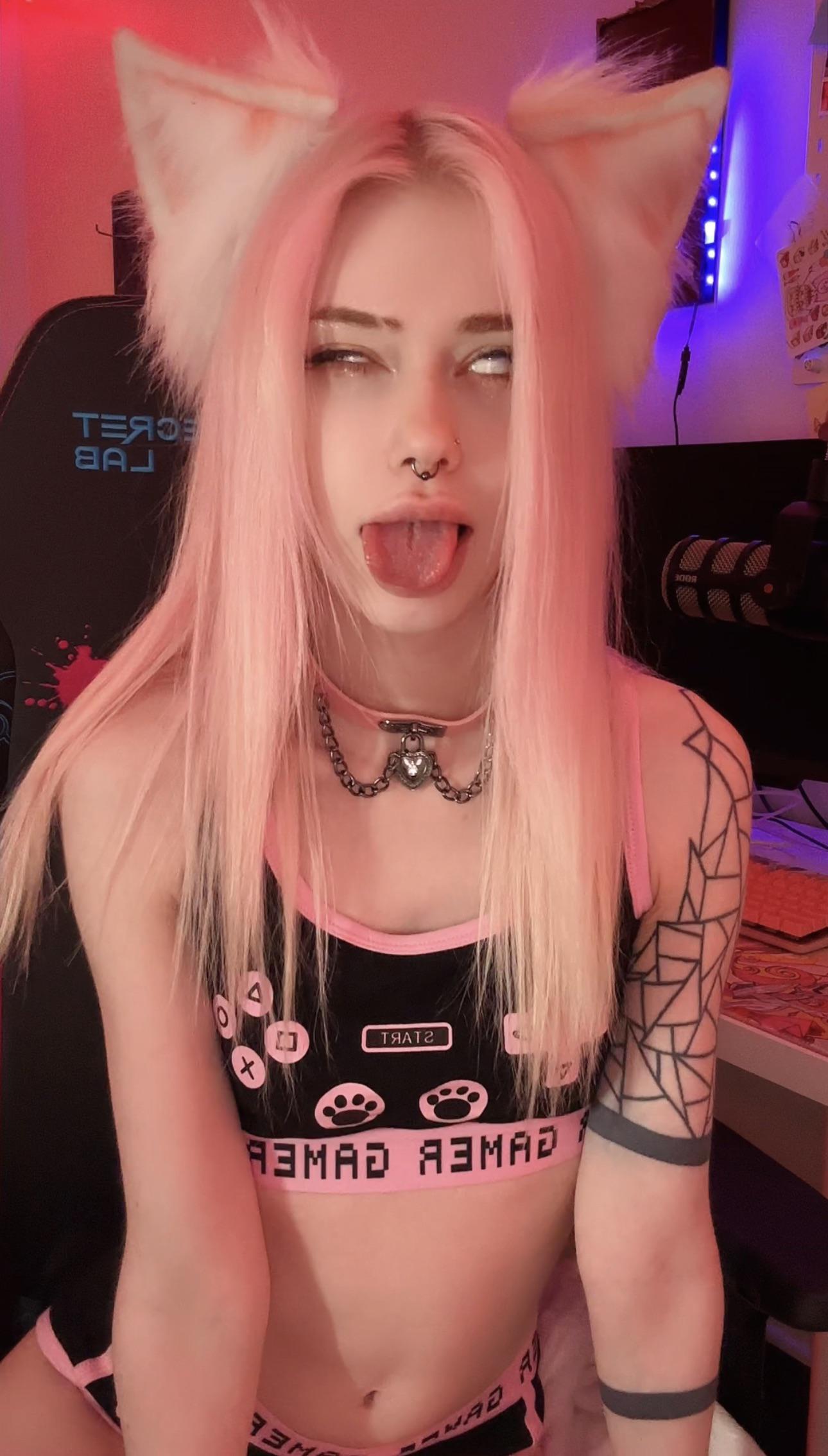 My eyes always roll back :3 | Scrolller