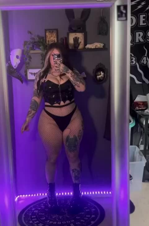 My fishnets have never won a battle with my thighs | Scrolller