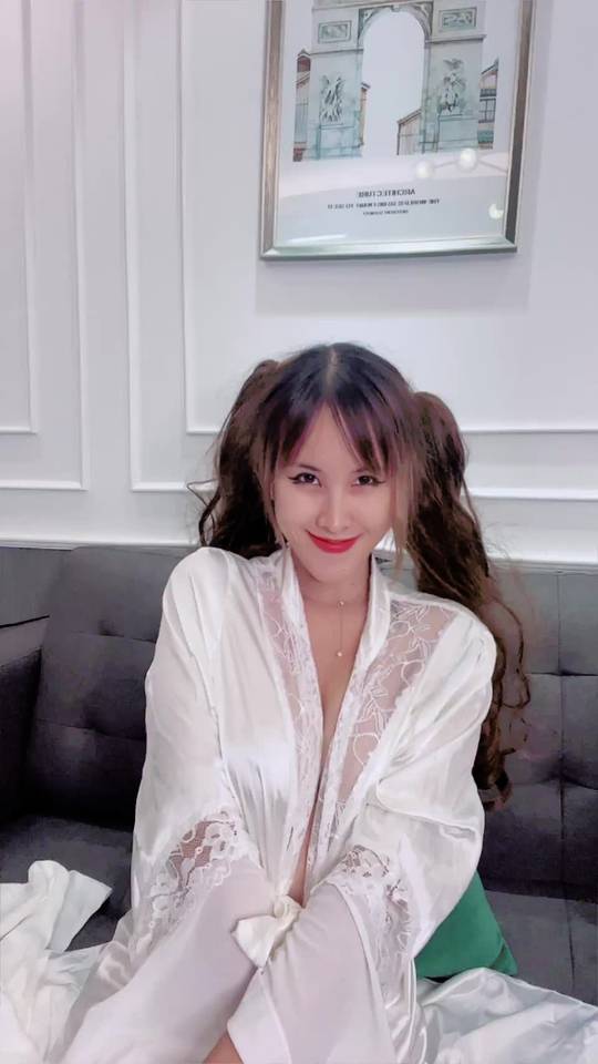 My night robe looks better on the floor | Scrolller