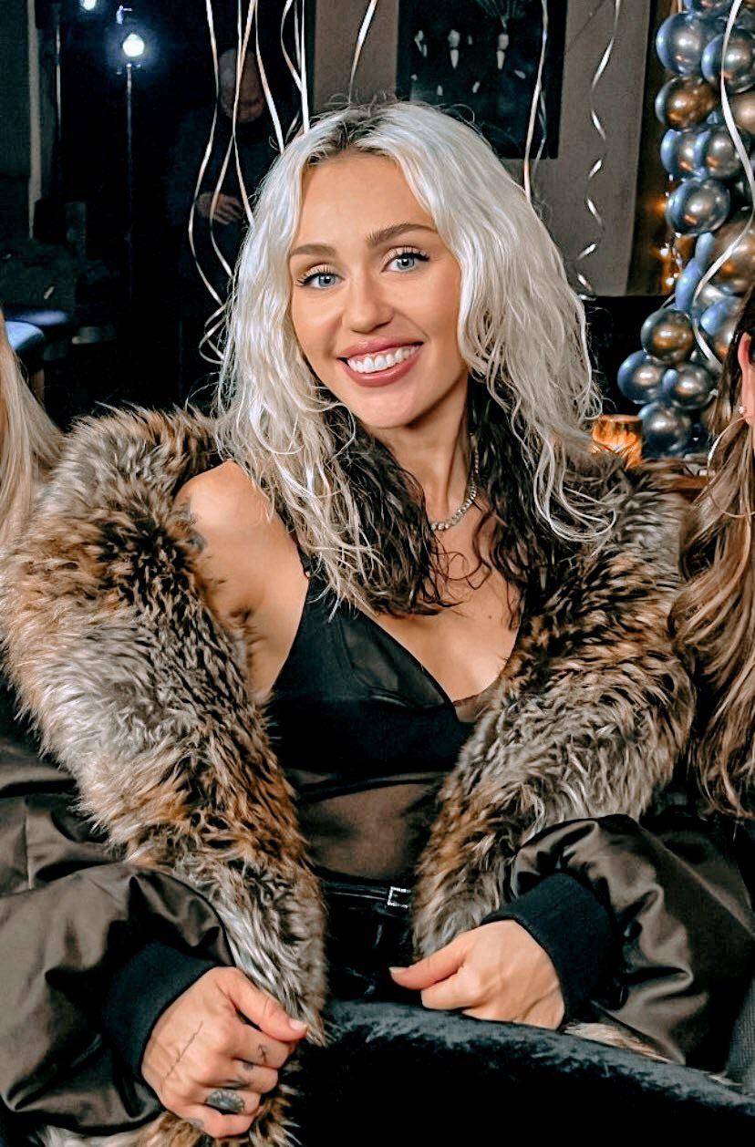 My Queen | Scrolller