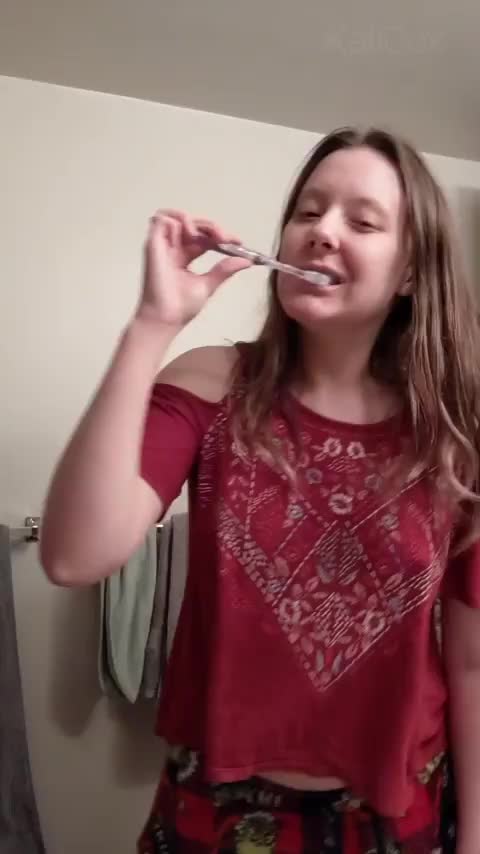 My shiny teeth and me | Scrolller