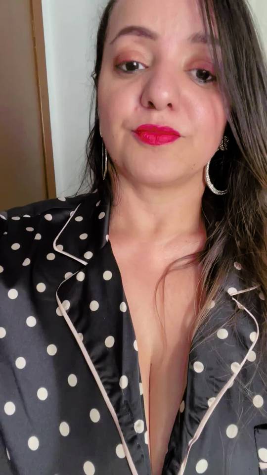 never wear a bra to the office | Scrolller