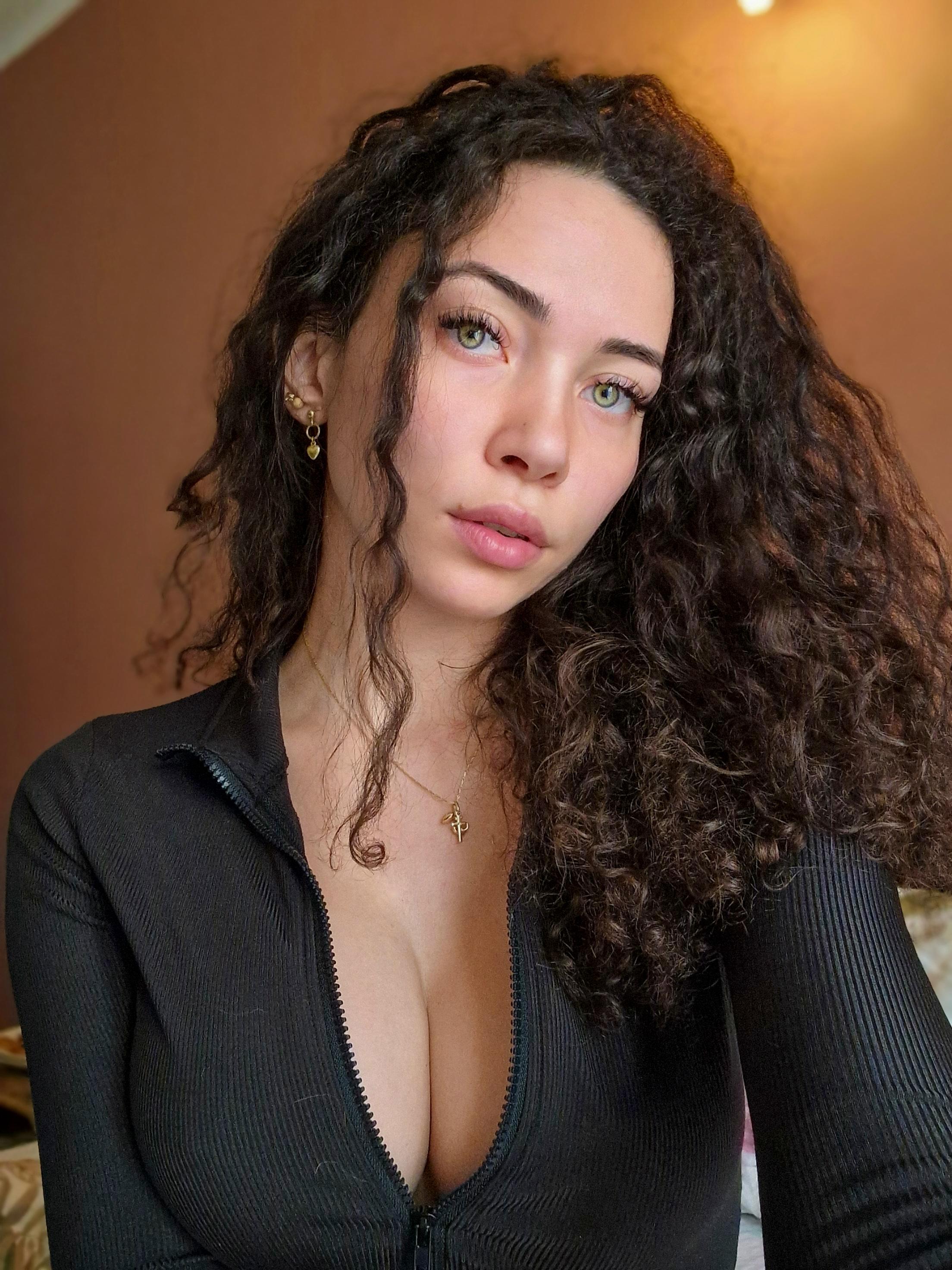 Newbie here! I need a hug | Scrolller