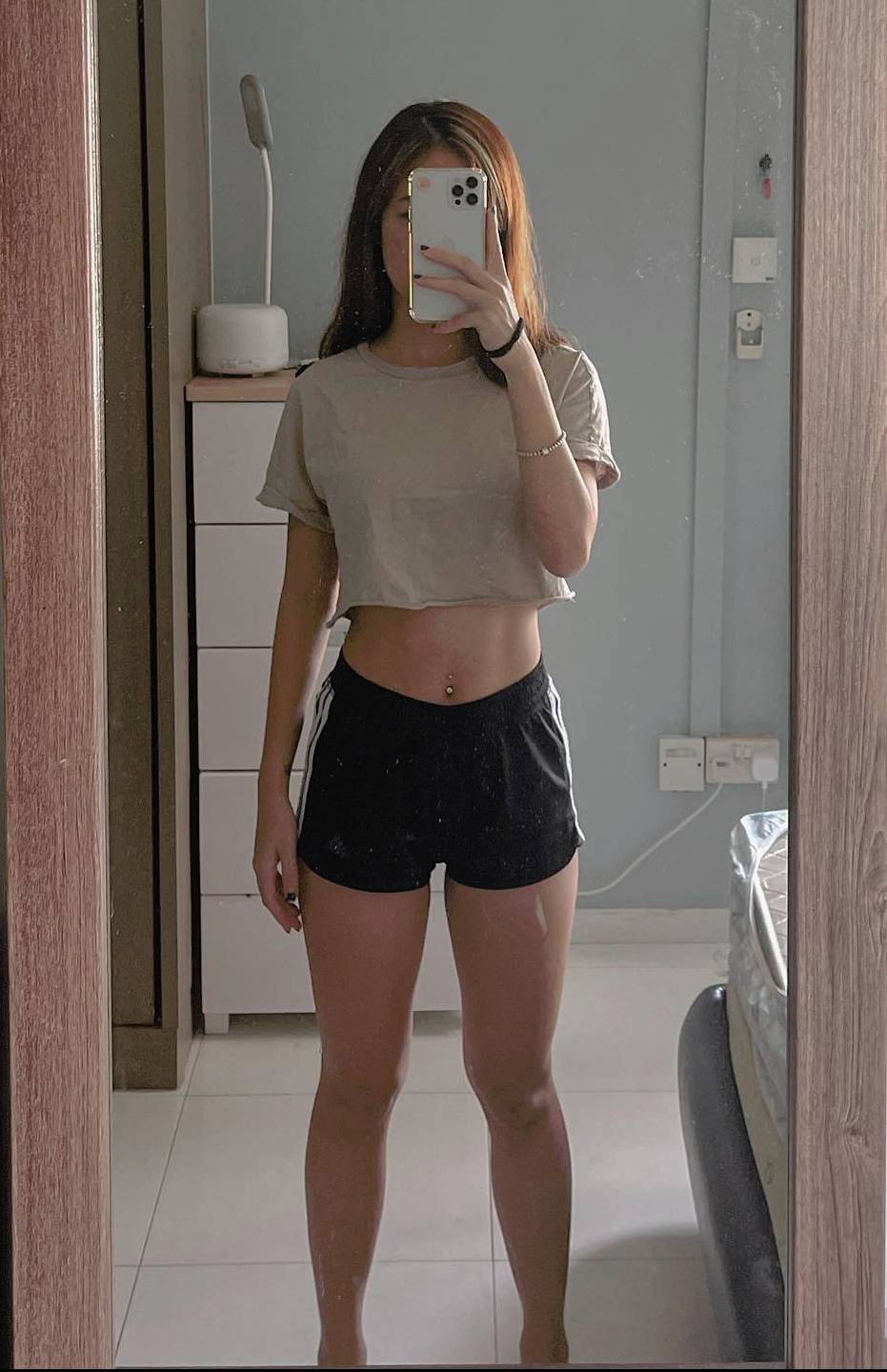 Nice legs and midriff | Scrolller