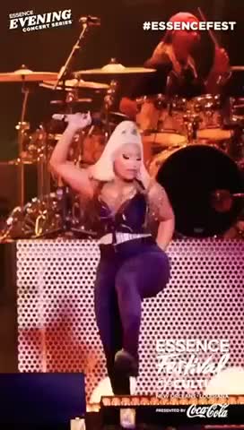 Nicki twerking that big butt | Scrolller