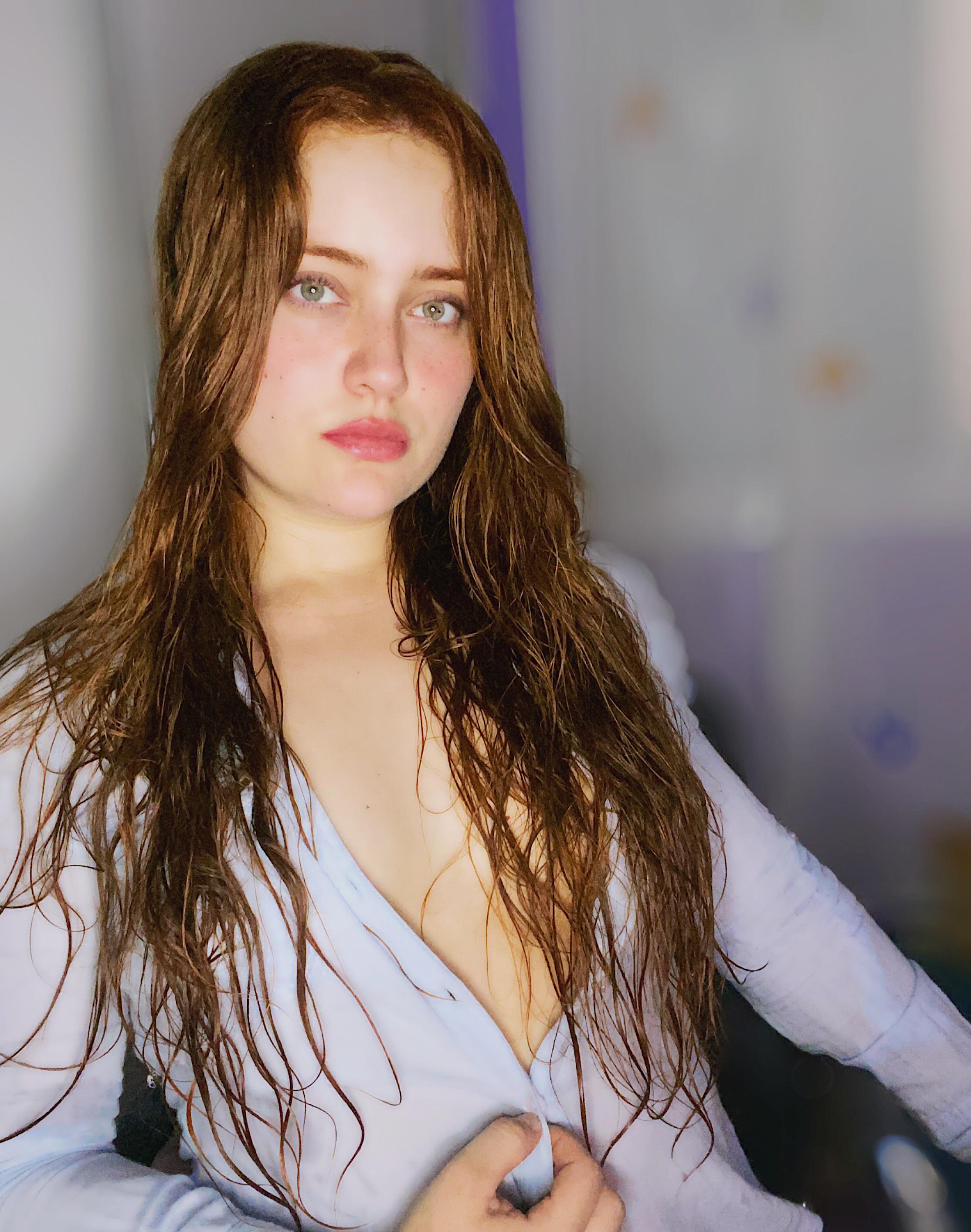 No makeup and wet hair! How do I look? Be honest | Scrolller