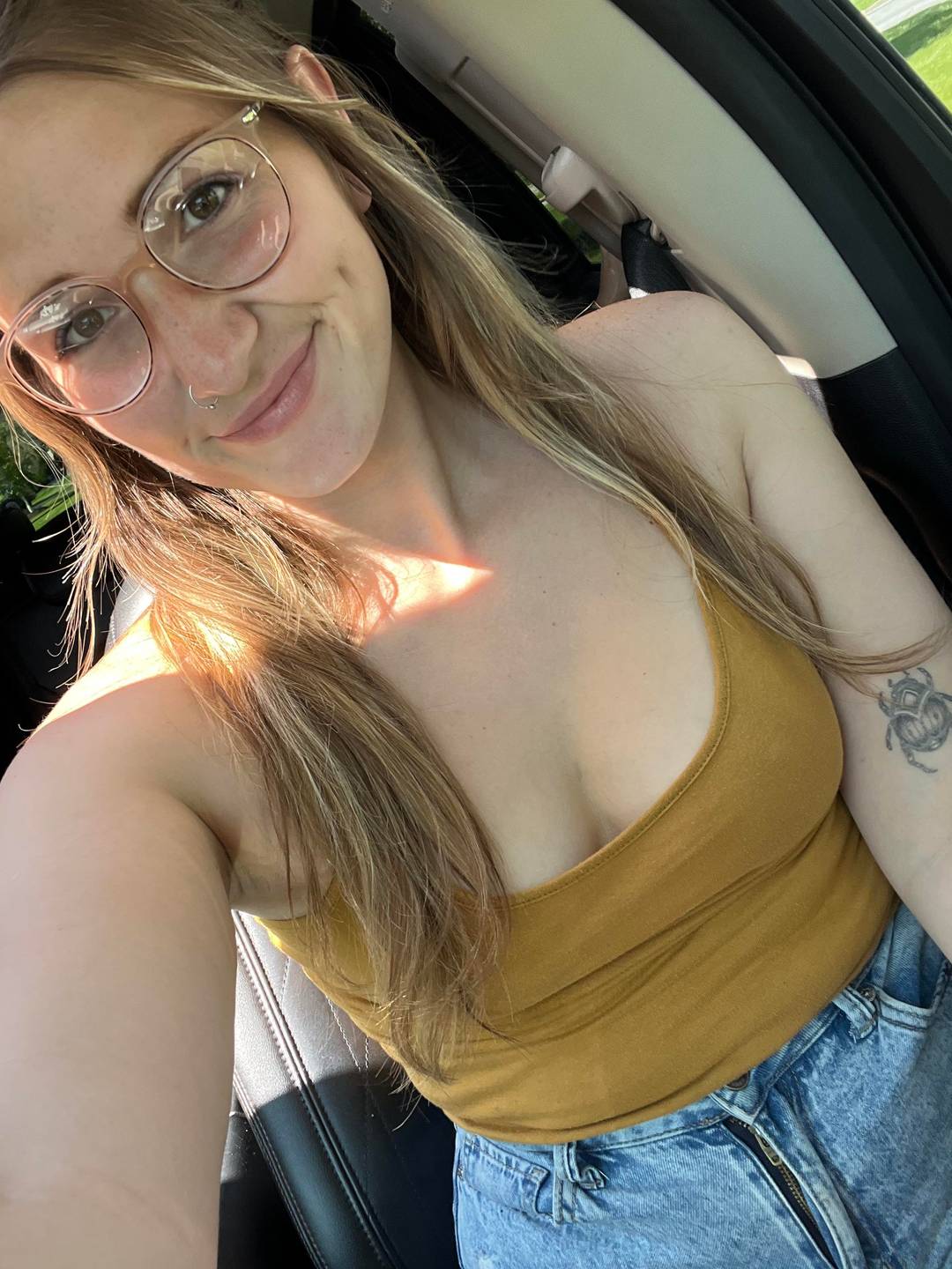 No makeup, no bra, all natural | Scrolller