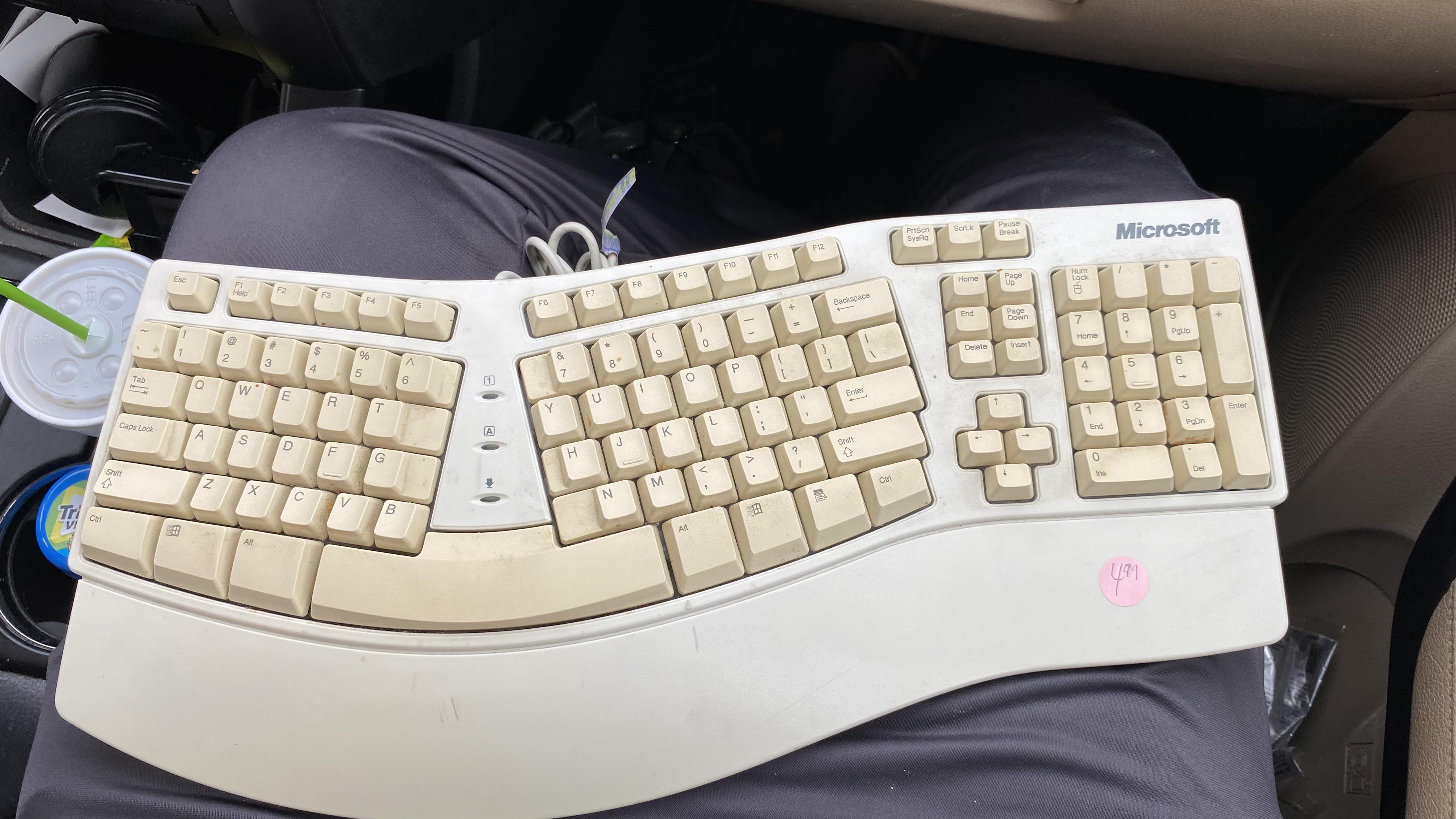 Old ass keyboard from 1998 | Scrolller