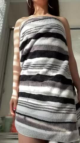 Oops.. I dropped my towel 😳 | Scrolller