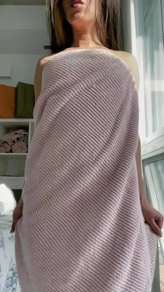 Oops.. I dropped my towel 😳 | Scrolller