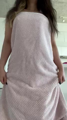 Oops.. I dropped my towel 😳 | Scrolller