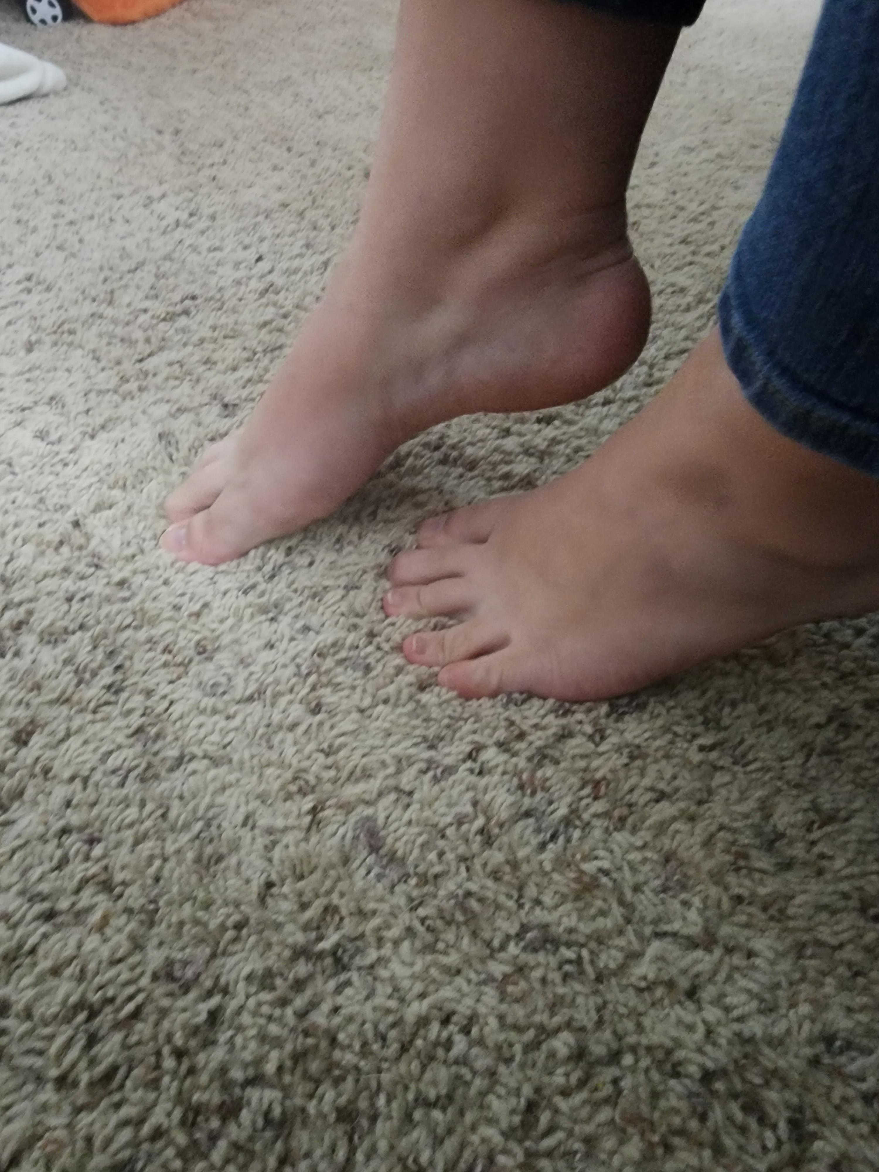 Out here getting the toes a good stretch ;) | Scrolller