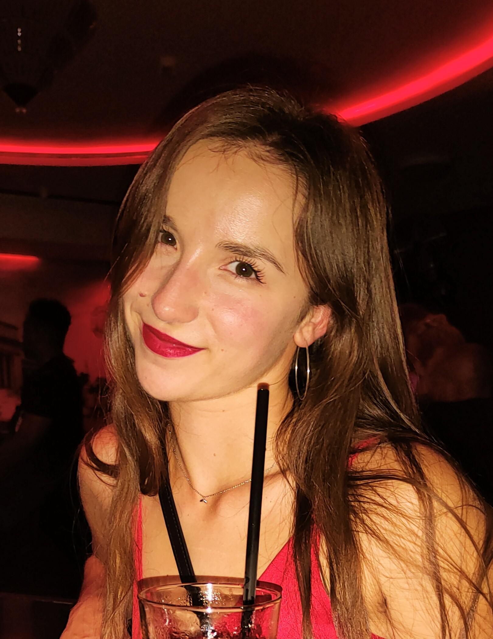 Party girl, little drunk [F] 23 | Scrolller