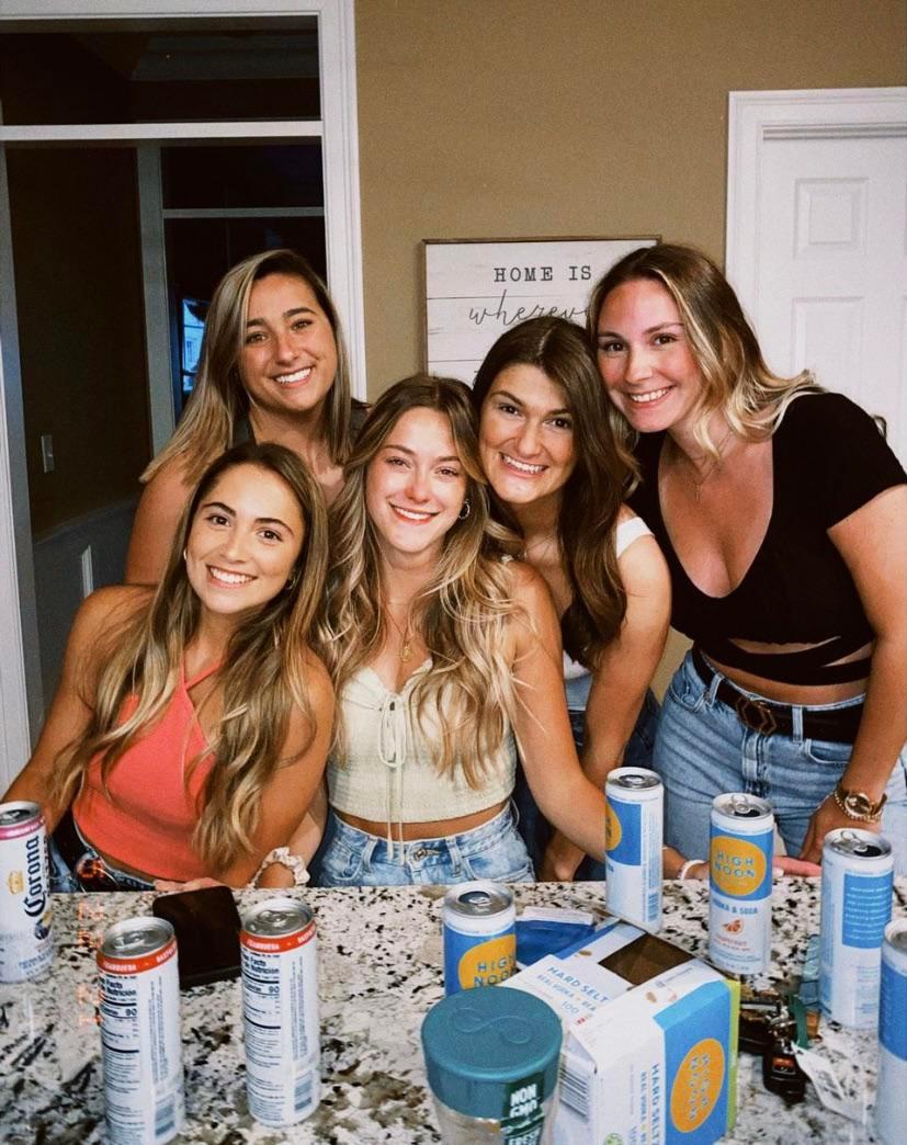 Party girls | Scrolller