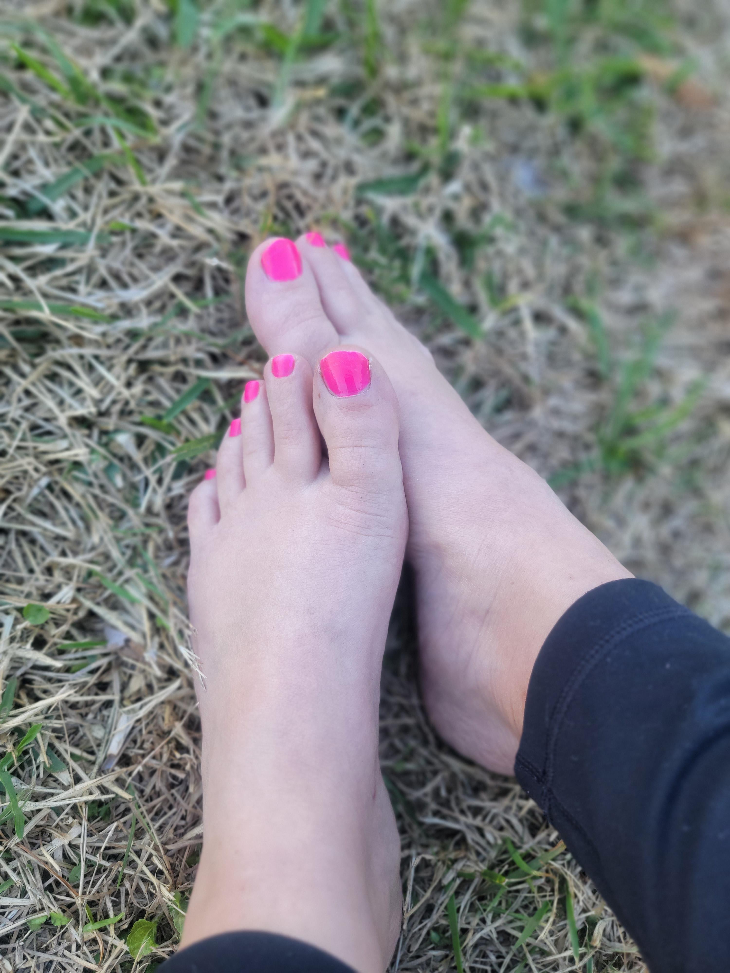 pink toes | Scrolller