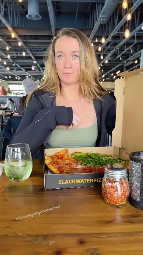 Pizza and boobs | Scrolller