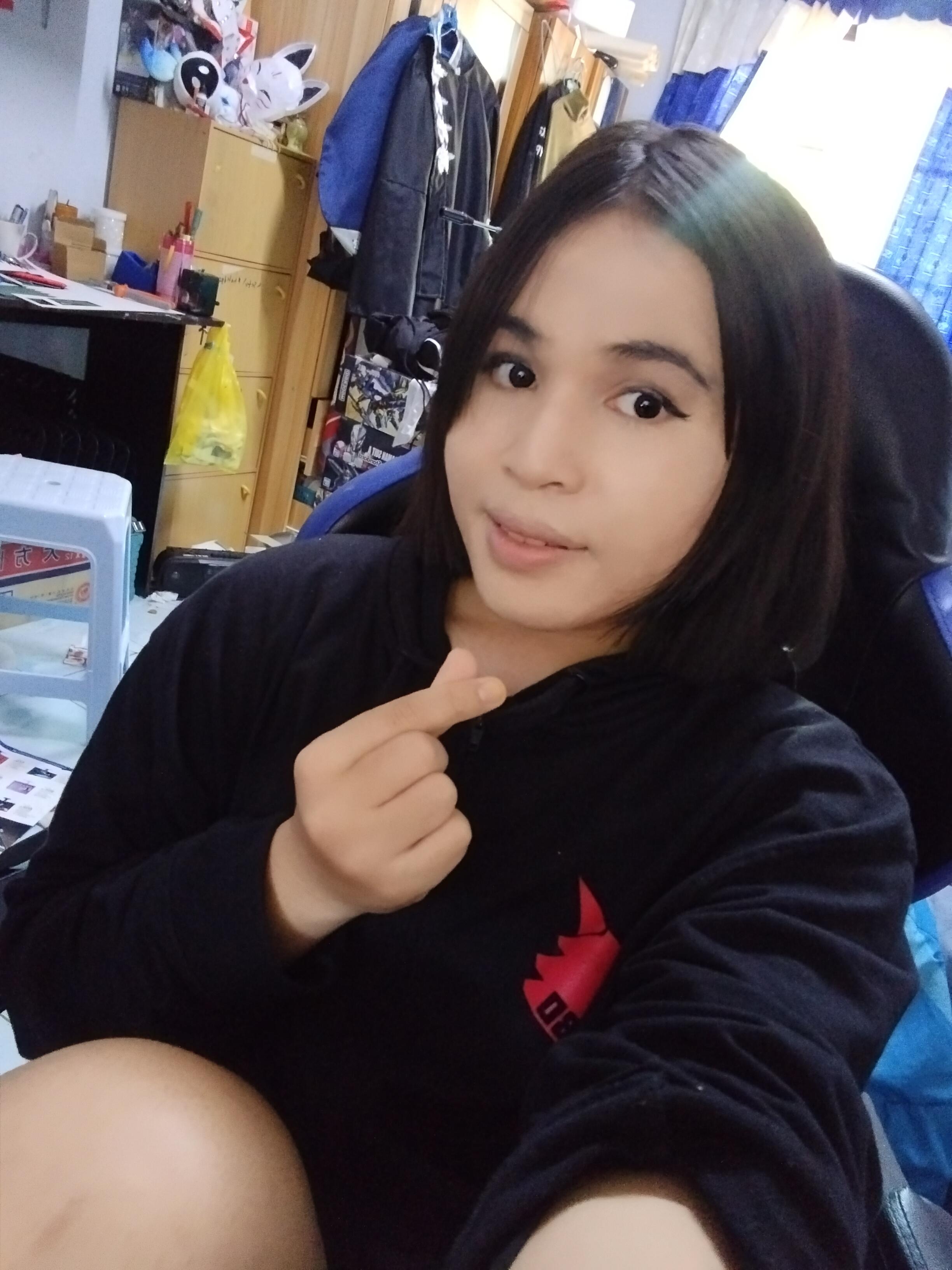 Playing with a lil bit off make uwu | Scrolller