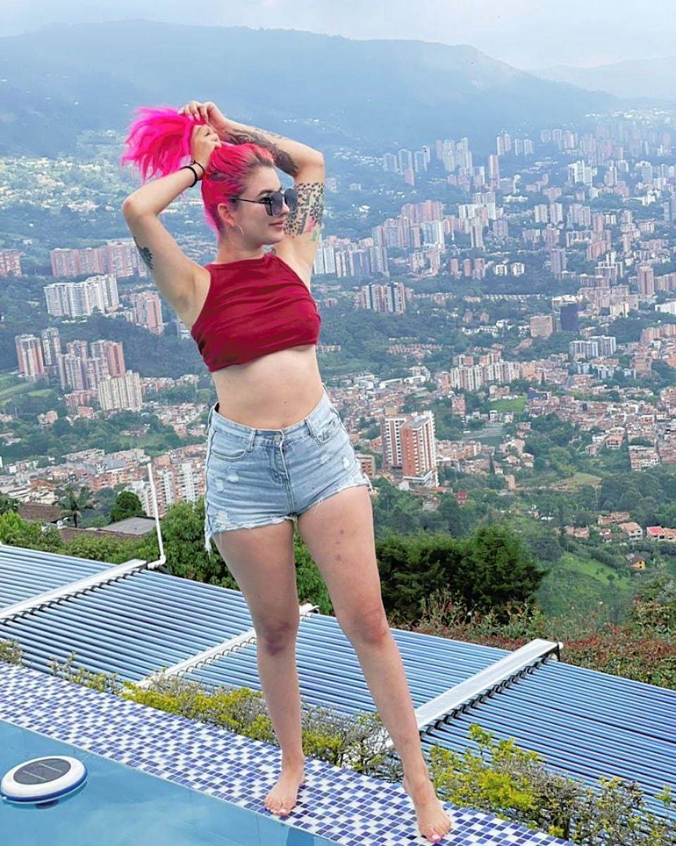 Please put me in my place | Scrolller