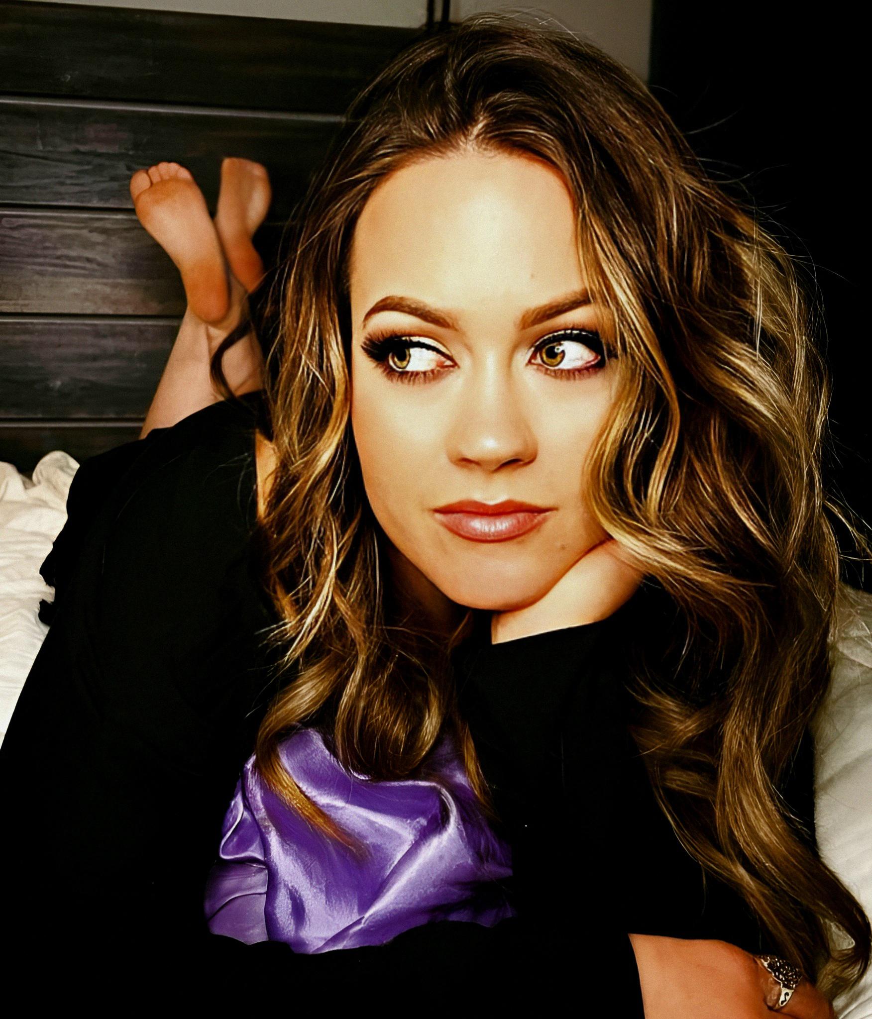 pretty woman _ feet in the pose | Scrolller