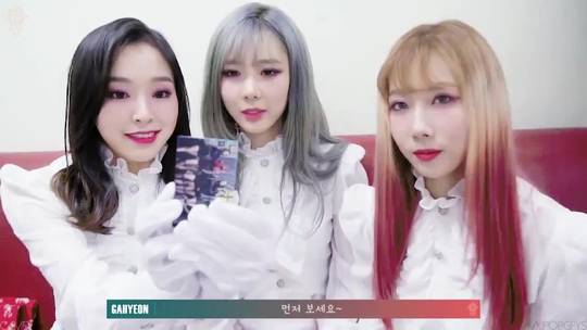 Pulling dat rare card from an album | Scrolller