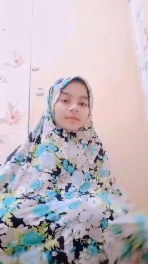 Hijabi girl show her body | Scrolller