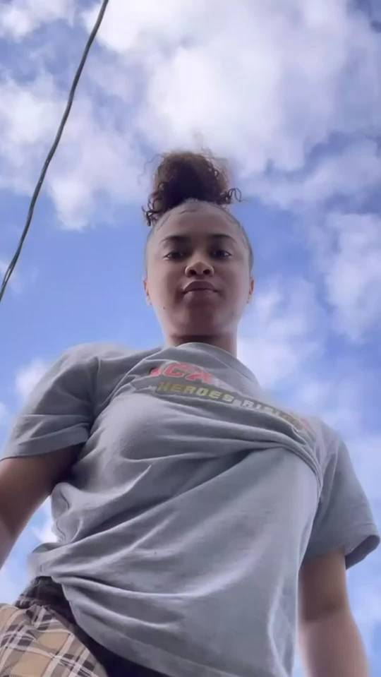 Quick peak | Scrolller